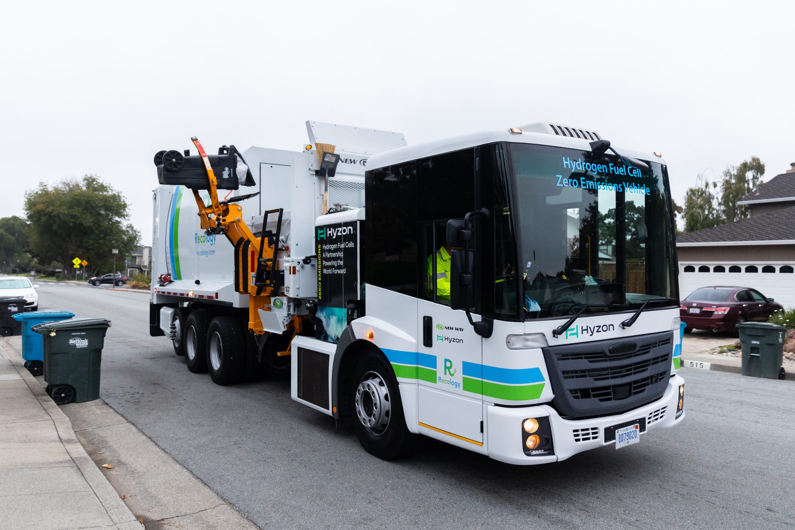Hydrogen garbage truck debuts in Redwood Shores